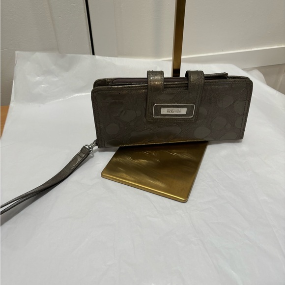 Kenneth Cole Reaction | Bags | Kenneth Cole Compact Wallet And Wrislet ...